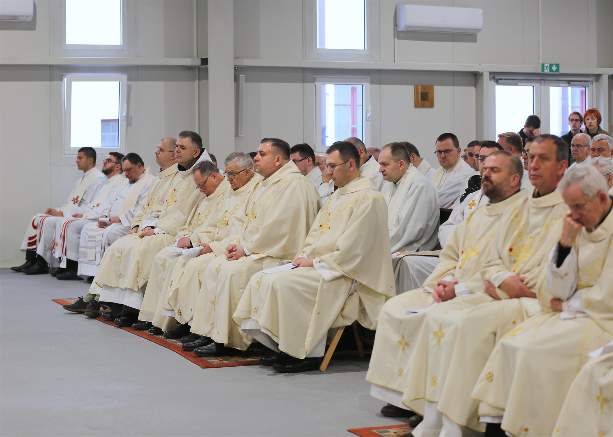 Zagrebačka nadbiskupija - Nadbiskup Kutleša predvodio Misu posvete ulja